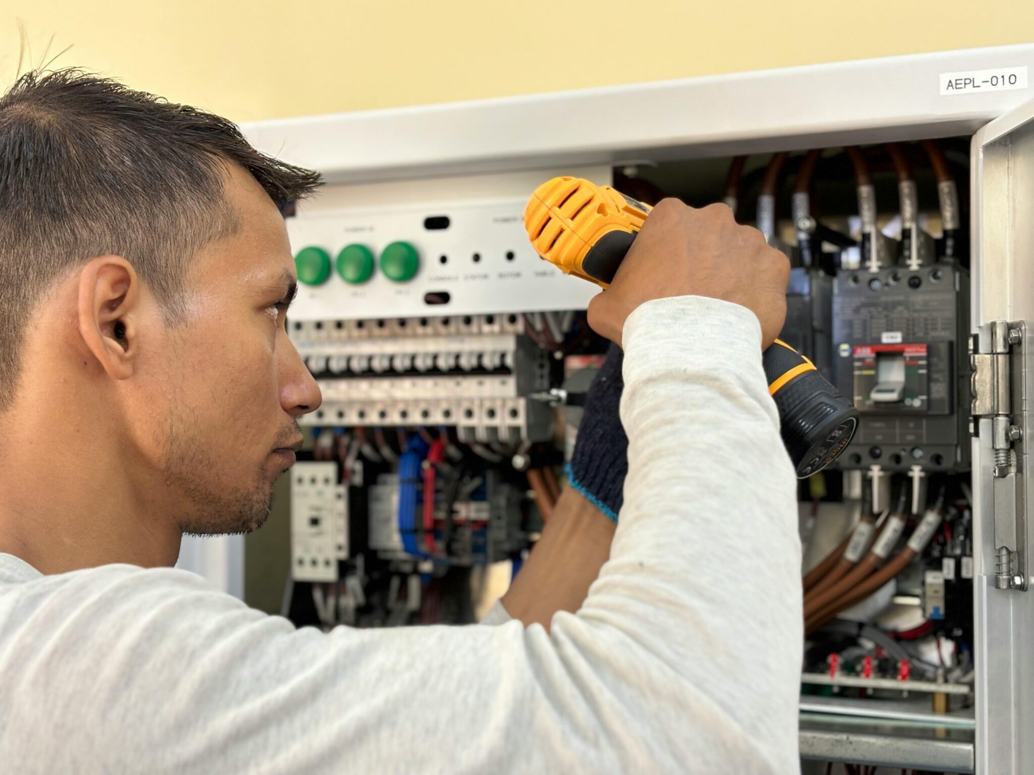 Identifying and Addressing Signs of a Faulty Circuit Breaker | Smith ...